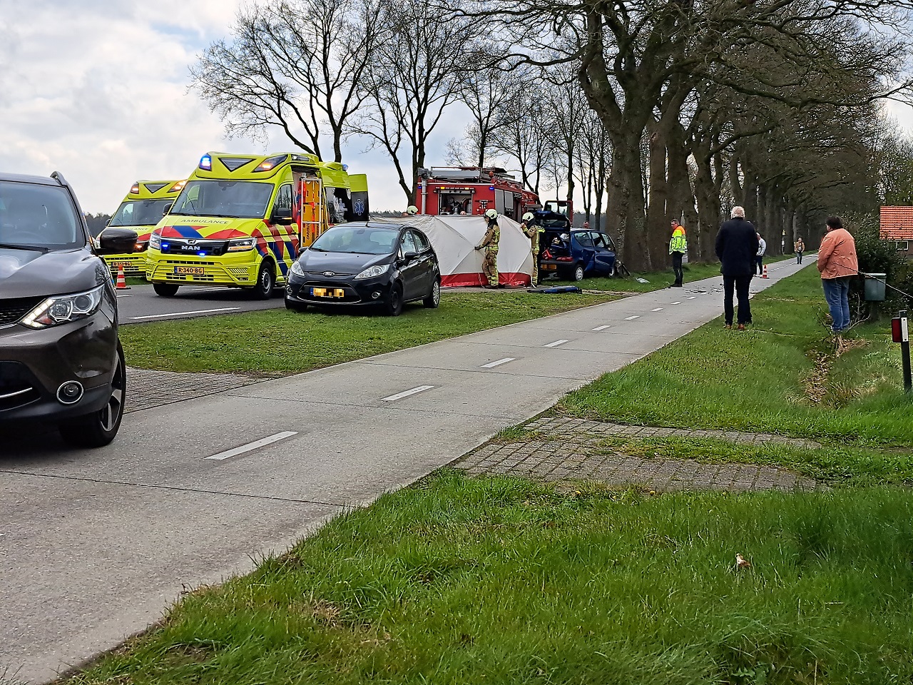 ZO!34 - Automobilist overleden na botsing met boom bij Schoonoord ZO!34 - Automobilist overleden na botsing met boom bij Schoonoord